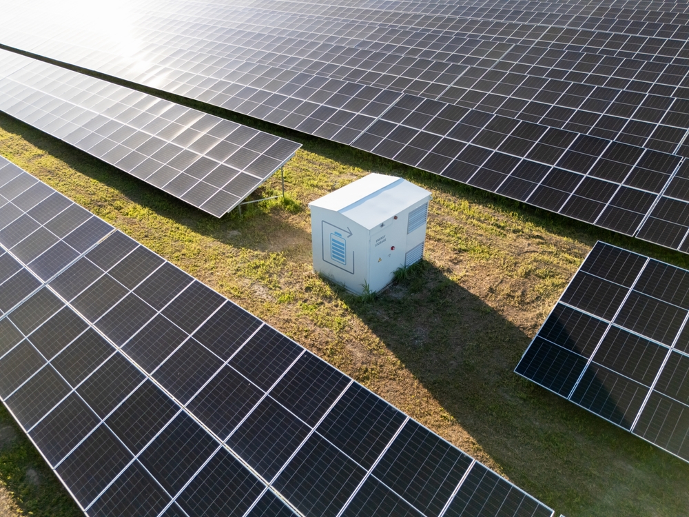 Combining Solar Power and Battery Storage for Off-Grid Living in ...